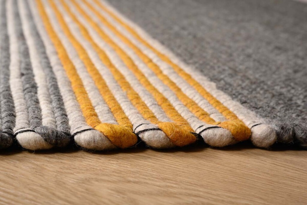Wollen vloerkleed strepen Lett - okergeel/grijs | Tapeso